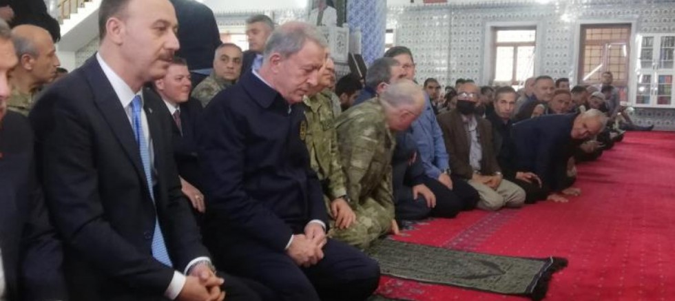 Milli Savunma Bakanı Hulusi Akar bayram namazını Balıklıgöl'de kıldı ... Milli Savunma Bakanı Hulusi Akar bayram namazını Balıklıgöl'de kıldı ...